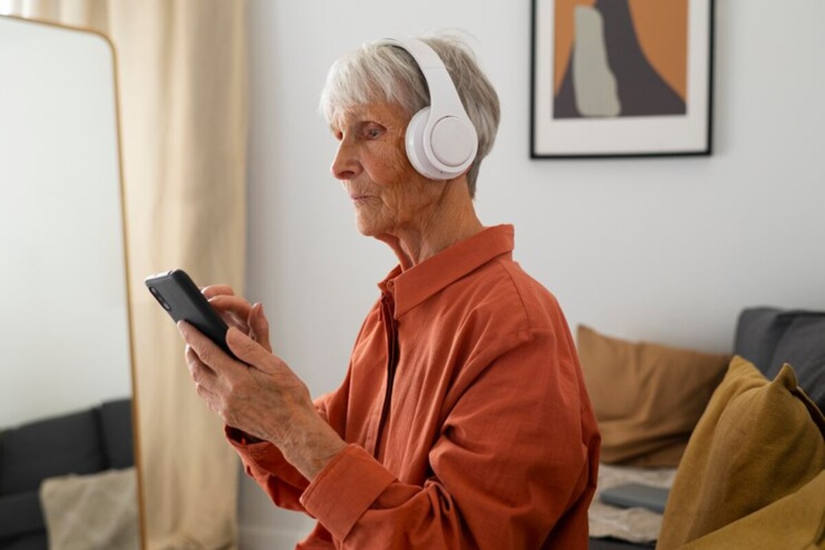 Best iPhone for Seniors: Easy-to-Use And Affordable Options | AirTalk ...