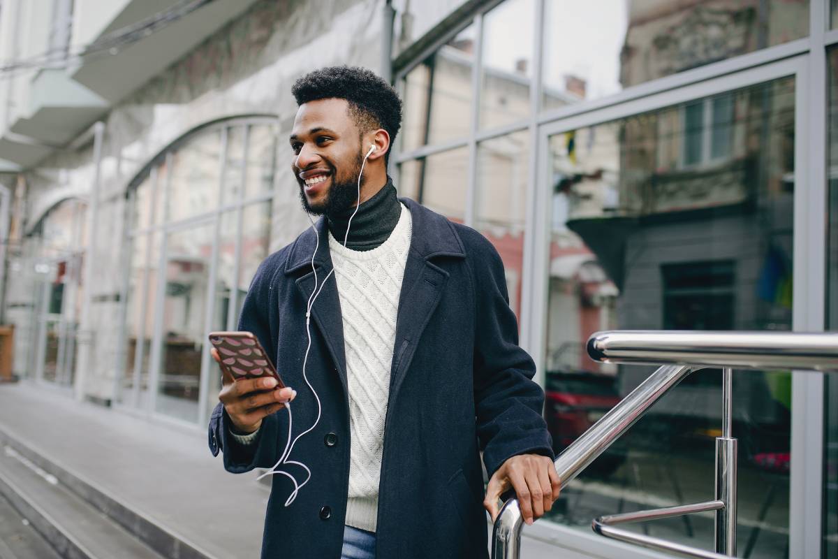 Does the Government Give Out Free Cell Phones in 2026?