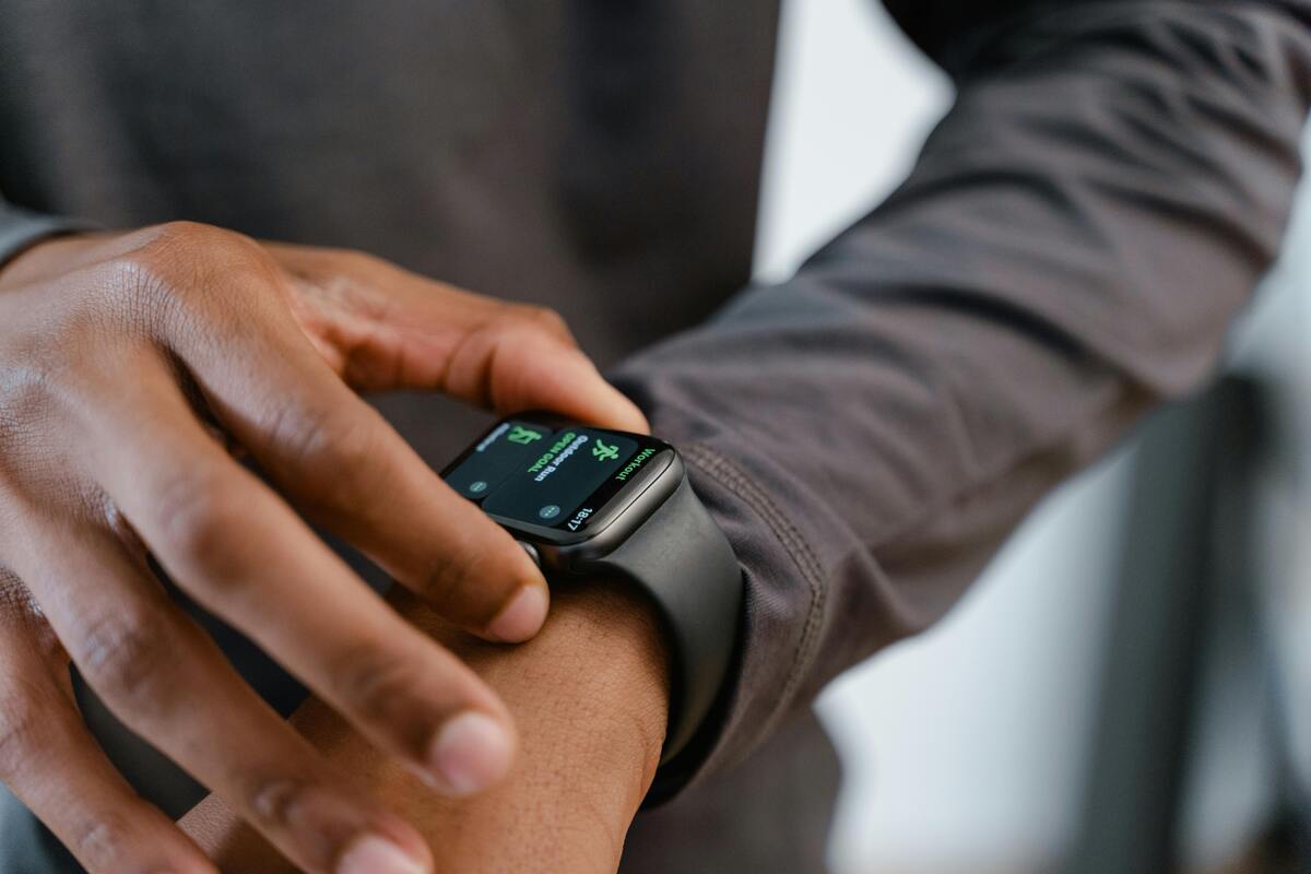Smart Watch With SIM Card: Surprising Ways It Works Without Your Phone ...